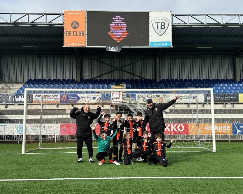 J010-rood mocht voetballen in het Atik stadion! | s.v. MZC'11